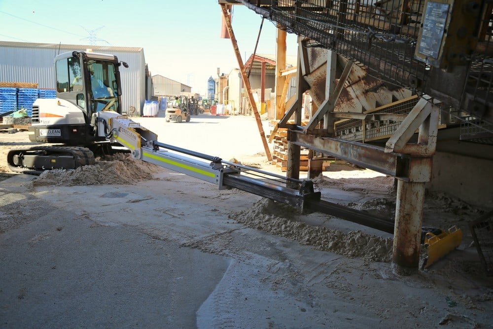 Conveyor spillage contractor launches telescopic raking machine ...